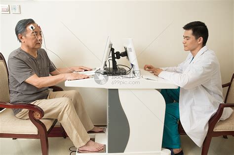 医生给患者检查身体高清图片下载 正版图片507654424 摄图网 医生给患者检查身体高清图片下载 正版图片507654424 摄图网