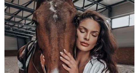 Габи Петрова се влюби в кон