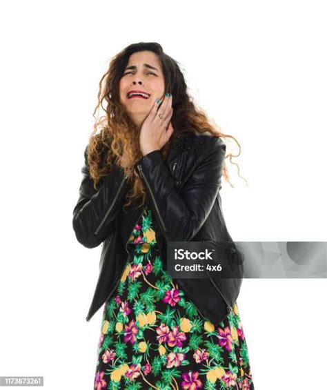 허리 까지 정면 3039 세 성인 아름 다운 곱슬 머리 라틴 아메리카히스패닉 민족푸에르토리코 민족 여성젊은 여성 앞에 서 흰색 배경시원한 태도머리에 손 30 34세에 대한