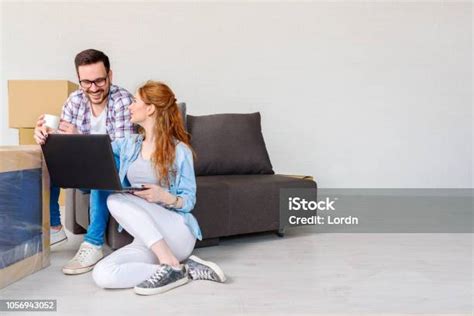젊은 커플 새로운 가정으로 이동 앉아 하 고 압축을 푼 후 휴식입니다 새 집으로 이사에 대한 스톡 사진 및 기타 이미지 새 집으로 이사 커플 개념 Istock