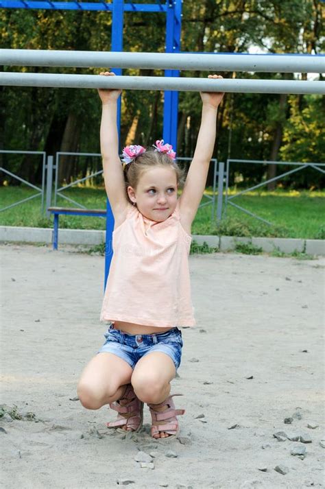 La Petite Fille Faisant Des Sports S Exerce En Parc Photo Stock Image Du Gentil Amusement