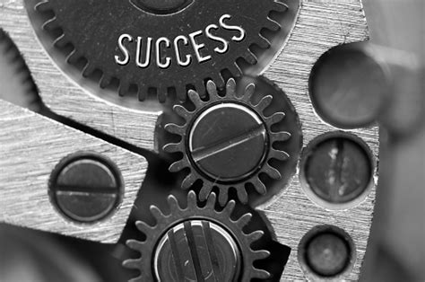 성공 비문와 배경입니다 금속 기어 기어 시계와 검은 흰색 배경 매크로입니다 성공적인 비즈니스 디자인에 대 한 개념적 사진입니다