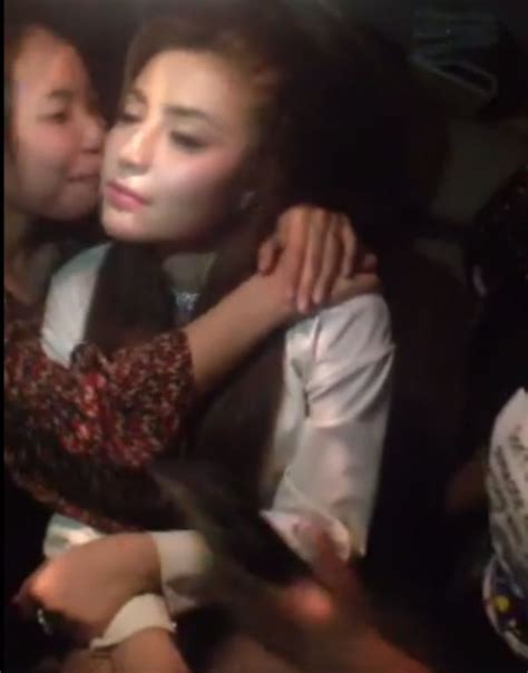 ឃើញហើយបានដឹងថា សុខ ពិសី ស្រលាញ់អ្នកគាំទ្ររបស់ខ្លួនណាស់ ឱ្យឱប និងថើបបានតាមការស្រលាញ់ មានវីដេអូ