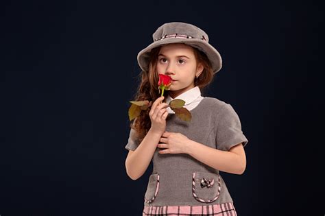 검은 배경에 포즈를 취하는 길고 곱슬 머리로 사랑스러운 어린 아이의 스튜디오 샷 갈색 머리에 대한 스톡 사진 및 기타 이미지 갈색 머리 감정 검은색 Istock