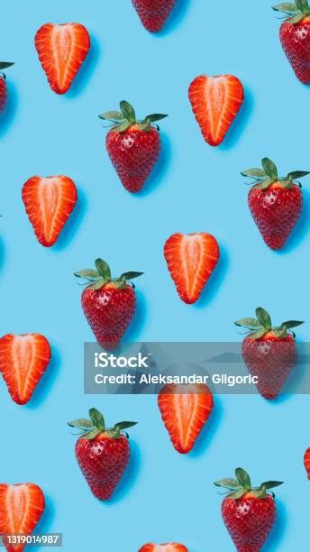 생생한 파란색 배경에 신선한 딸기로 만든 여름 음식 패턴 창조적 인 과일과 야채 질감 개념 건강한 채식주의 식단 구성 0명에