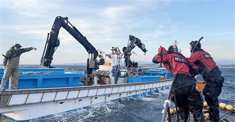 속초해경 인근 조업 중이던 어선과 함께 전복 선박 구조