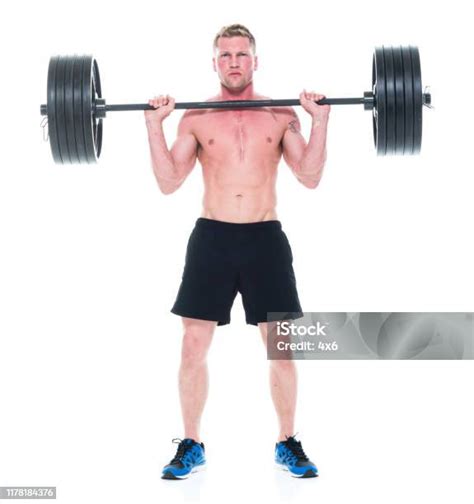 전체 길이 1인 1인 정면 2029세 잘생긴 머리 짧은 머리 짧은 머리 코 카 서 스 남성 젊은 남자 선수 운동 운동 흰색 배경 헤비 앞에 서 20 29세에 대한 스톡 사진