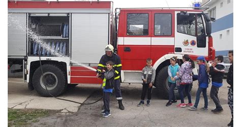 Учениците от Детското полицейско управление във Вършец посетиха противопожарния участък в