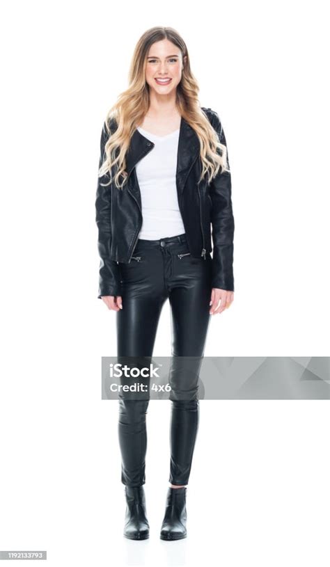 전체 길이 정면 보기 카메라 1 인용 2029세 성인 아름다운 금발 머리 긴 머리 코 카 서 세대 Z 여성 젊은 여성 서 서 가죽 재킷 바지 부츠 티셔츠 셔츠를 좌우로 20