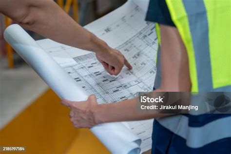 철도 기술자는 차고에서 전기 열차를 유지 관리하기 위해 엔지니어와 협력하여 전기 열차 추진 시스템을 검사합니다 2명에 대한 스톡 사진 및 기타 이미지 Istock