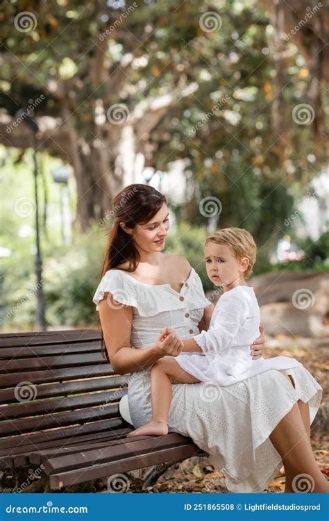 Mujer Morena Cogiendo La Mano Y Mirando Foto De Archivo Imagen De Parque Lindo