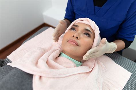 미용실에서 아름답고 젊은 여성의 얼굴 피부의 미세 피부 절차를 만드는 미용사 2명에 대한 스톡 사진 및 기타 이미지 2명 30 34세 35 39세 Istock