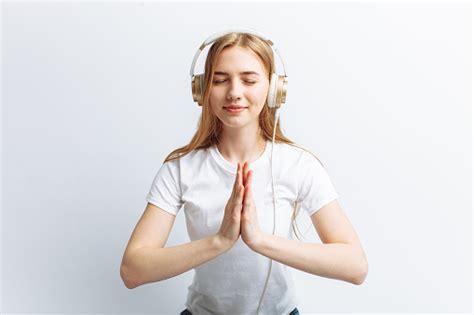 명랑 소녀는 음악을 듣고 웃 고 행복 하 고 귀여운 흰색 배경에 고립의 근접 촬영 T 셔츠에 대한 스톡 사진 및 기타 이미지 T 셔츠 교육 귀여운 Istock