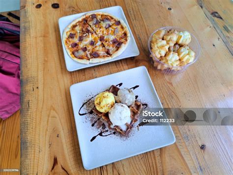 커피 아이스크림 볼 바닐라 아이스크림 볼 망고 아이스크림 볼 초콜릿 소스를 곁들인 벨기에 와플 훈제 쇠고기 치즈 Bbq 소스를