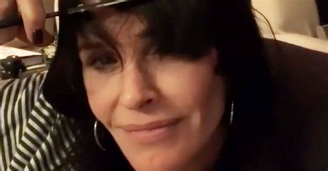 Courteney Cox Cuts Bangs Like Her Scream 3 Character [watch]