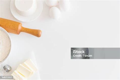 케이크 재료를 요리하는 프레임 흰색 테이블에 밀가루 계란 버터 공간을 복사합니다 상위 뷰 건강한 생활방식에 대한 스톡 사진 및 기타 이미지 Istock