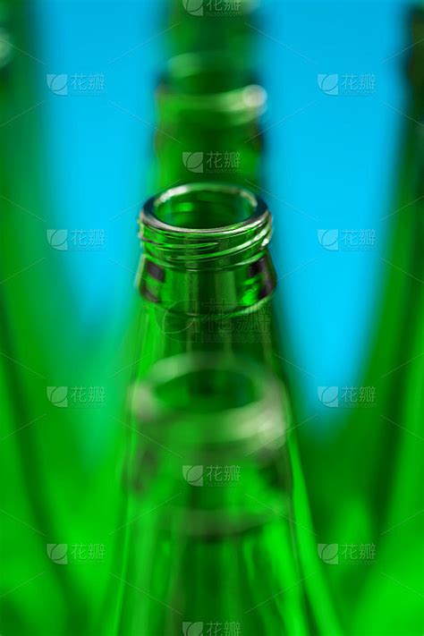 4个绿色的瓶子排成一排。