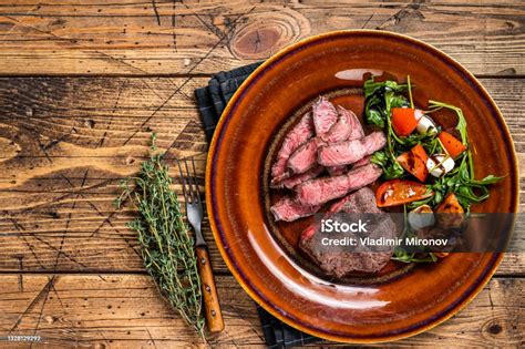 Bbq 구운 굴 탑 블레이드 또는 플랫 철 로스트 쇠고기 고기 스테이크샐러드접시에 얹어 나무 배경 맨 위 보기 복사 공간 건강한 식생활에 대한 스톡 사진 및 기타 이미지