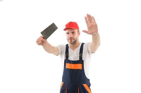 결과에 초점을 맞췄습니다 수리 서비스 수리 및 리노베이션 개념 핸디맨 홈 수리 수리 및 개조 주택 개선 흰색 배경에 헬멧 노동자에 남자 수리 워크숍 개념에 대한 스톡 사진