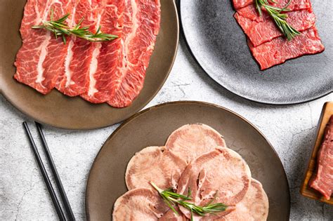 회색 돌 배너 배경에 격리된 일본과 한국 음식 평면도 다양한 그릴을 위해 접시에 신선한 생 쇠고기 스테이크 고추와 허브 0명에