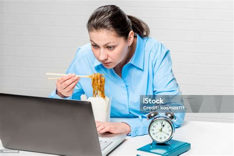 사무실에서 노트북에서 일 하는 국수와 함께 바쁜 사업가 건강한 생활방식에 대한 스톡 사진 및 기타 이미지 건강한 생활방식 건강한 식생활 국수 Istock