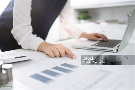 비즈니스 우먼 회계사는 인보이스 를 분석하고 문서를 통해 계산기 버튼을 누르는 것입니다 회계 부기장 서기 은행 고문 및 감사 개념 경영자에 대한 스톡 사진 및 기타 이미지