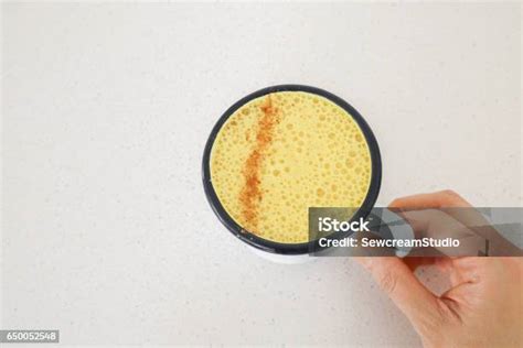 손을 잡고 심 황 라 떼 황금 우유 심 황 우유 건강 한 Hipster 음료 컵 가루로 빻은에 대한 스톡 사진 및 기타 이미지 가루로 빻은 강황 건강관리와 의술