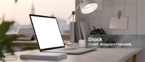 개방형 노트북 모형 테이블 램프 커피 컵 및 액세서리가있는 현대적인 흰색 사무실 책상 0명에 대한 스톡 사진 및 기타 이미지 0명 3차원 형태 공란 Istock