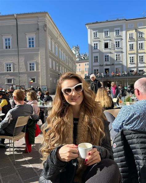 Yllka Kuqi Publikon Foto Në Krahët E Bashkëshortit