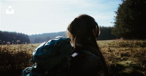 배낭을 메고 들판에 서 있는 여자 사진 Unsplash의 무료 여자 이미지