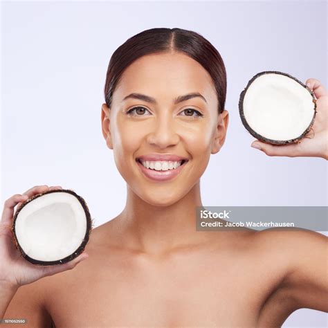 여성 코코넛 스튜디오 초상화는 자기 관리 스킨케어 또는 얼굴에 자연스러운 이점이 있는 아름다움을 위한 미소를 지으며 있습니다 배경별 피부 건강 미용 건강 및 피부과를 위한