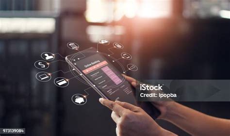 남자 손 커피숍에서 태블릿 화면 장치에 온라인 뱅킹 및 아이콘을 사용 하 여 기술전자 상거래 상업입니다 디지털 및 네트워크 연결에 쇼핑 온라인 지불입니다 은행업무에 대한