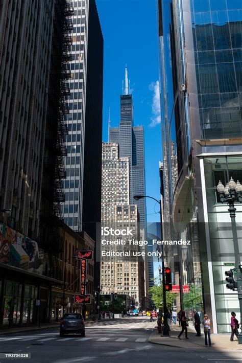 시카고 시내와 윌리스 타워의 거리를 따라 걷는 사람들과 거리 장면 거리에 대한 스톡 사진 및 기타 이미지 거리 건물 외관 건축 Istock