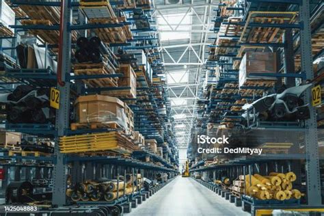 배달 및 배송을 위한 선반에 많은 높은 선반 상자 및 상품이 있는 현대적인 유통 소매 창고 인테리어 공급망에 대한 스톡 사진 및