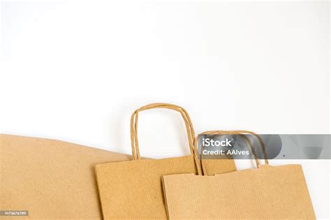 재활용 종이로 만든 운송 가방의 흰색 배경에 있는 상세 이미지 재활용과 지속 가능성의 개념 복사 공간 0명에 대한 스톡 사진 및 기타 이미지 Istock