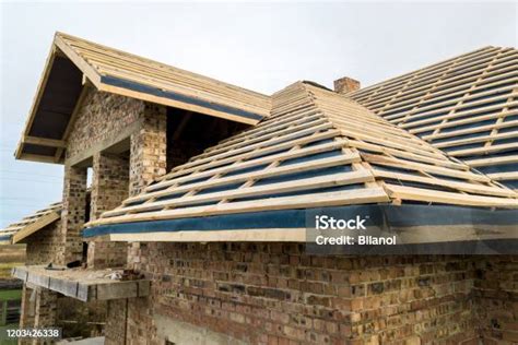 건설 중인 목조 지붕 프레임 구조가있는 개인 주택 개발 중인 미완성 벽돌 건물 개발에 대한 스톡 사진 및 기타 이미지 개발