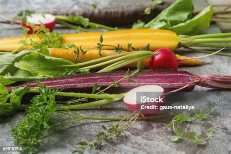 익은 검정 오렌지 및 노란 당근 파 슬 리와 백 리 향 무 어두운 돌 배경입니다 가 추수입니다 농업에 대한 스톡 사진 및 기타 이미지 Istock