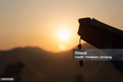 성경을 들고 십자가에서 기도하는 여성은 아침에 기도하 고 여자는 일출 배경에 함께 기도 합니다 기도하기에 대한 스톡 사진 및 기타 이미지 Istock