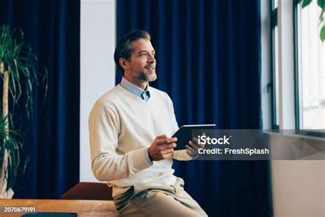 현대적인 사무실 공간에서 태블릿을 사용하는 자신감 넘치는 사업가 사무실에 대한 스톡 사진 및 기타 이미지 사무실 남자 테크놀로지 Istock