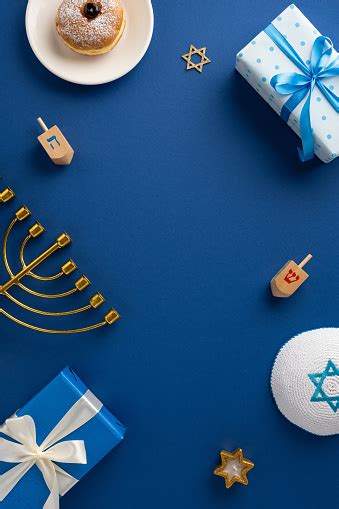 파란색 배경에 Menorah Dreidels 선물 및 전통 패스트리를 특징으로 하는 축제 하누카 수직 장면 유대인의 축하 행사와 문화를 상징하는 요소 0명에 대한 스톡 사진