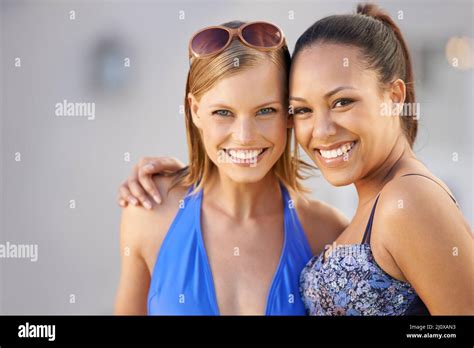 Belles filles en maillot de bain Banque de photographies et dimages à haute résolution Alamy