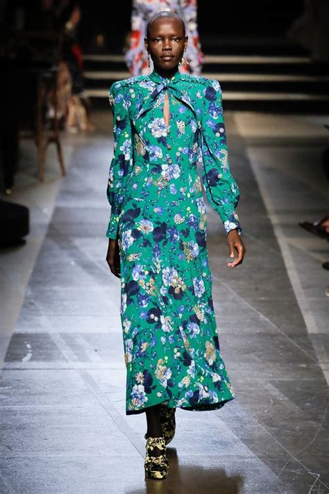 패션엔 2018 봄여름 플로럴의 뉴페이스 트로피컬 프린트 인기 예고