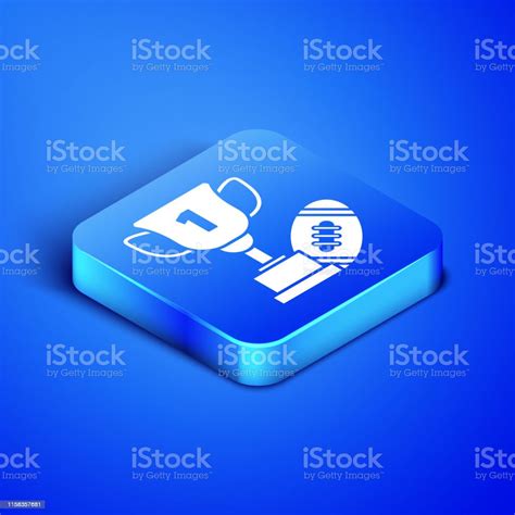 아이소메트릭 어워드 컵과 파란색 배경에 격리된 미식 축구 공 아이콘 우승자 트로피 기호입니다 챔피언십 또는 대회 트로피 파란색 사각형 버튼입니다 벡터 일러스트레이션 금속에