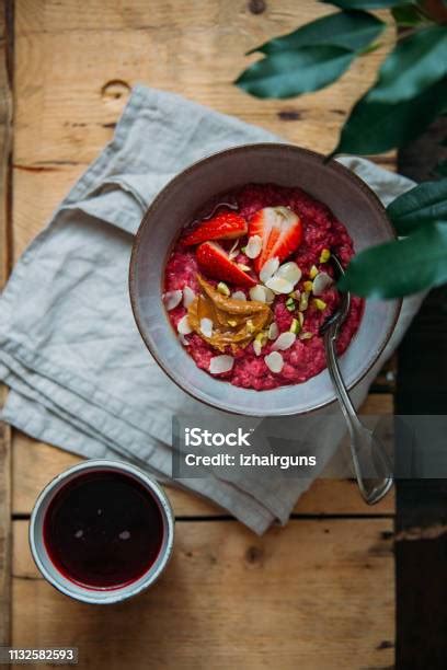 딸기와 과일 요구르트와 피스타치오 땅콩 버터와 아몬드와 오트밀 죽 그릇에 아침 개념 복사 공간 0명에 대한 스톡 사진 및 기타