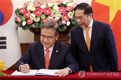 베트남 외교부서 방명록 작성하는 박진 외교부 장관 연합뉴스