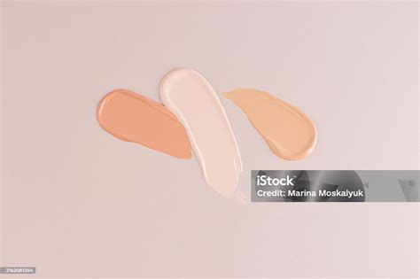 베이지색 배경에 다른 톤의 액체 파운데이션 파우더 샘플 평면도 제품 디자인을 위한 레이아웃 복사 공간입니다 모형 갈색에 대한