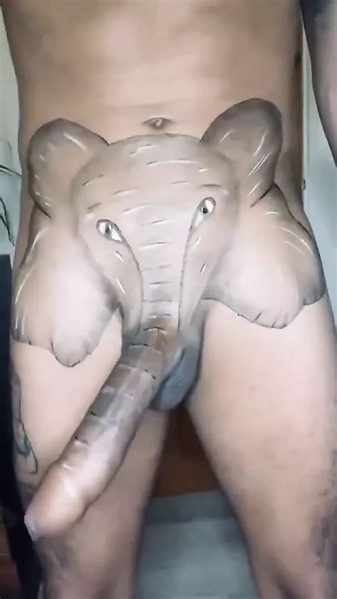 Guy Shows Off His Enormous Trunk Xhamster