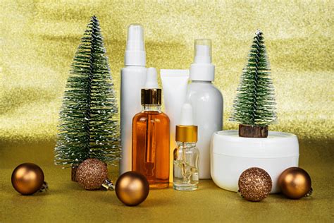 여성 휴일케어 화장품 밤 데이 크림 화장품 오일 밝은 노란색 화려한 화려한 배경에 아이 크림으로 공간을 복사합니다 모형 스타일의 브랜드가 없는 병 뷰티 배경 겨울에 대한