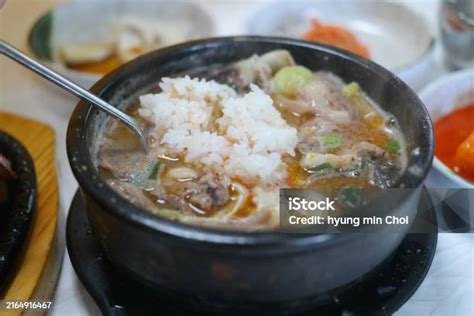 돼지 고기와 야채를 냄비에 넣은 쌀 국물을 나무 테이블에 얹습니다 건강한 생활방식에 대한 스톡 사진 및 기타 이미지 건강한 생활방식 고급 요리 고기 Istock