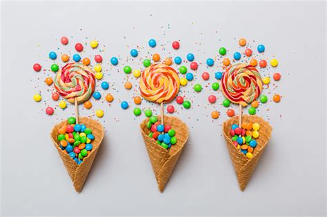 복사 공간이 있는 컬러 배경에 떨어지는 다양한 전통 사탕으로 가득 찬 와플 콘 해피 홀리데이 판매 개념 0명에 대한 스톡 사진 및 기타 이미지 Istock